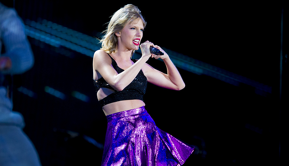 REVIEW: Taylor Swift Brings Down-Home Charm to Lincoln Financial Field