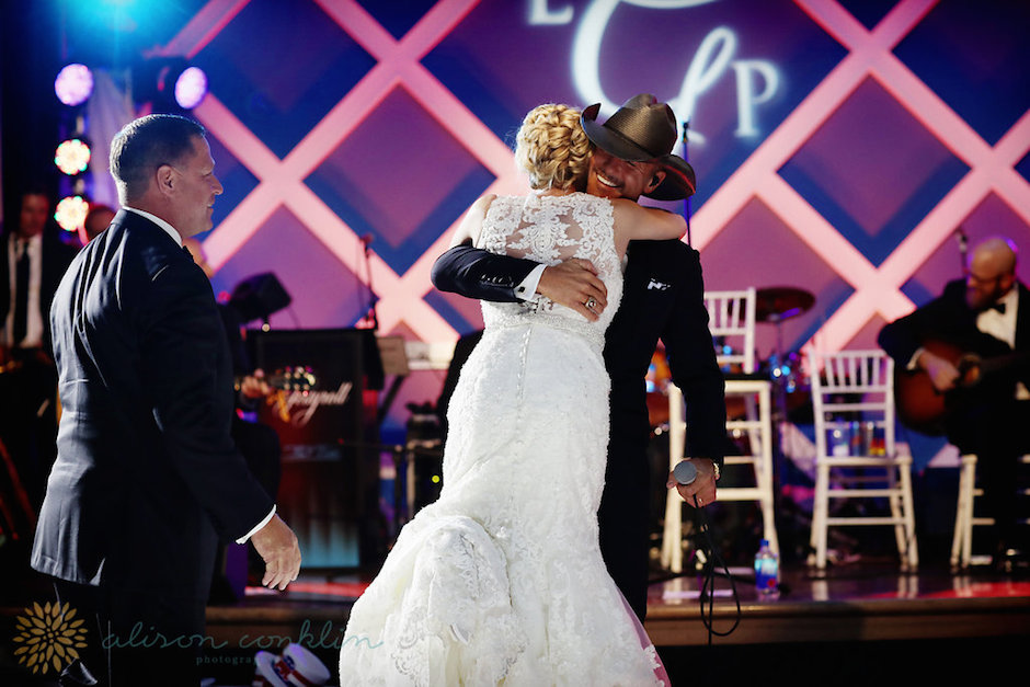 WATCH: Tim McGraw Surprised This Philly Bride With a Concert at Her ...