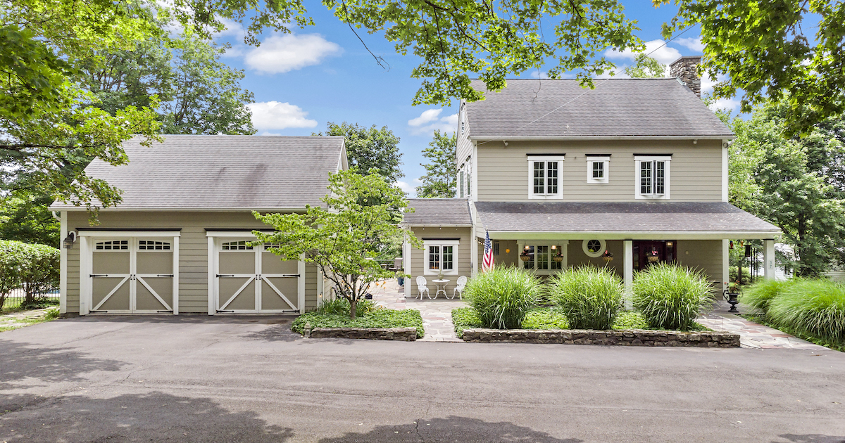 In the Poconos: Mount Pocono Historic Inn House for Sale